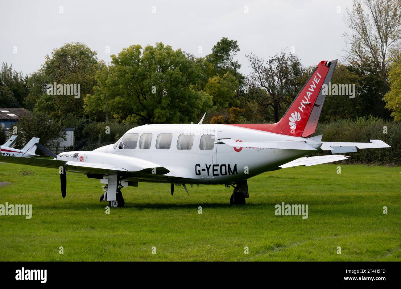 Piper PA-31-350 at Wellesbourne Airfield, Warwickshire, UK (G-YEOM ...