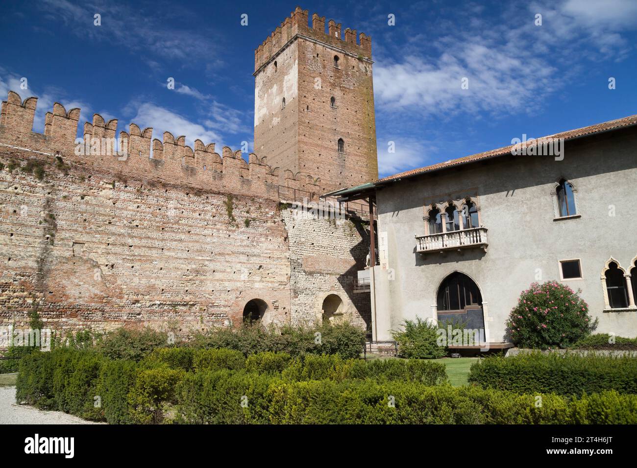Italy medieval castle turret hi-res stock photography and images - Alamy
