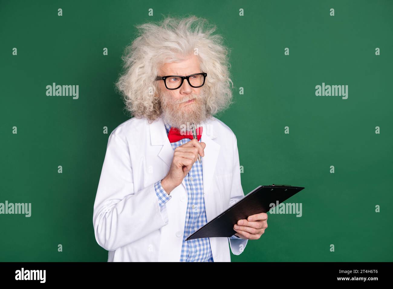 Photo of thoughtful old professor man look empty space hold clipboard ...