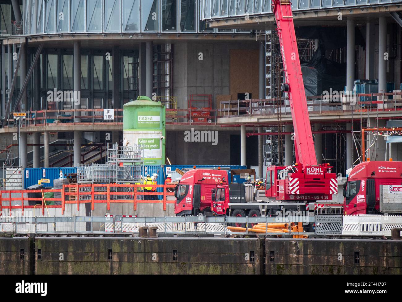 Hamburg, Germany. 31st Oct, 2023. Emergency personnel and cranes stand ...