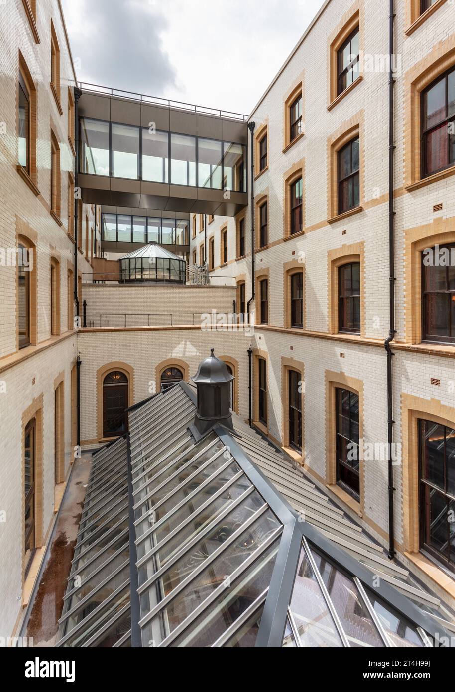 Luxurious courtyard and housing hi-res stock photography and images - Alamy