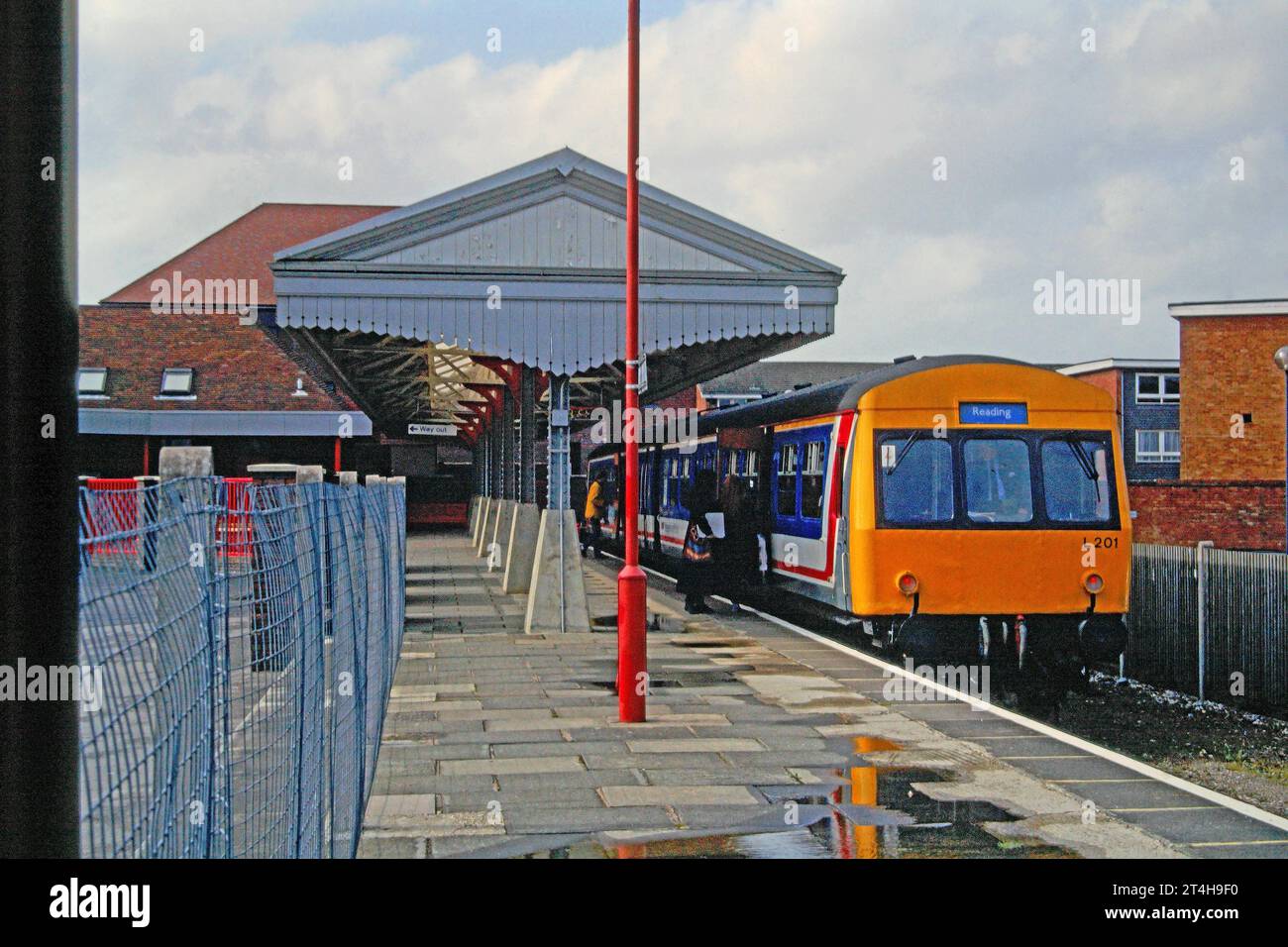 Train for Reading at Henley on Thames Railway Station, Oxfordshire ...