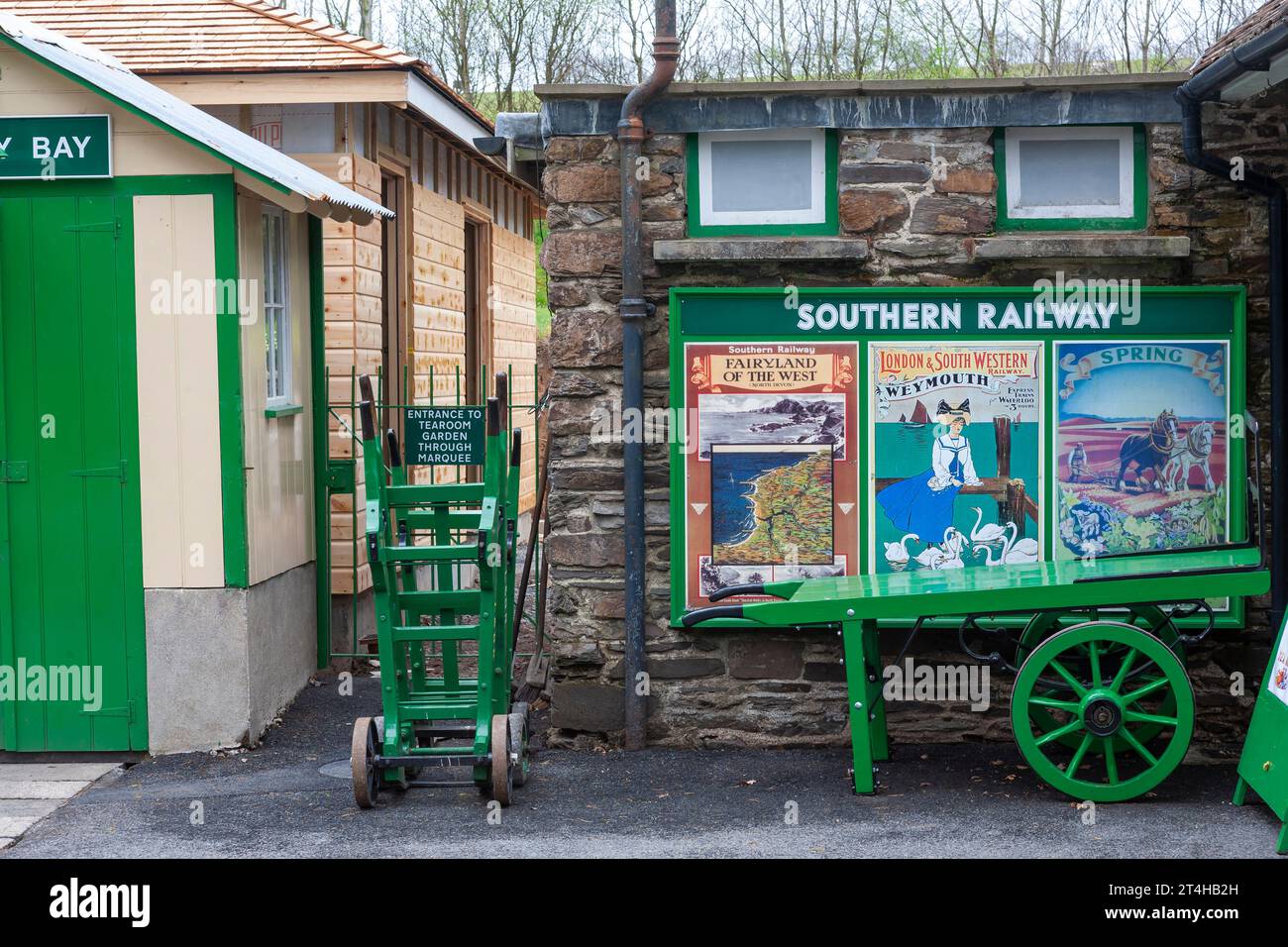 Porters trolley hi-res stock photography and images - Alamy