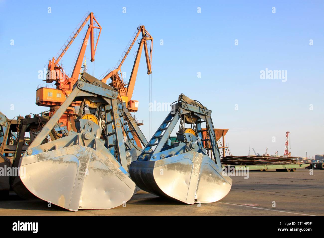 Unloading with grab bucket hi-res stock photography and images - Alamy