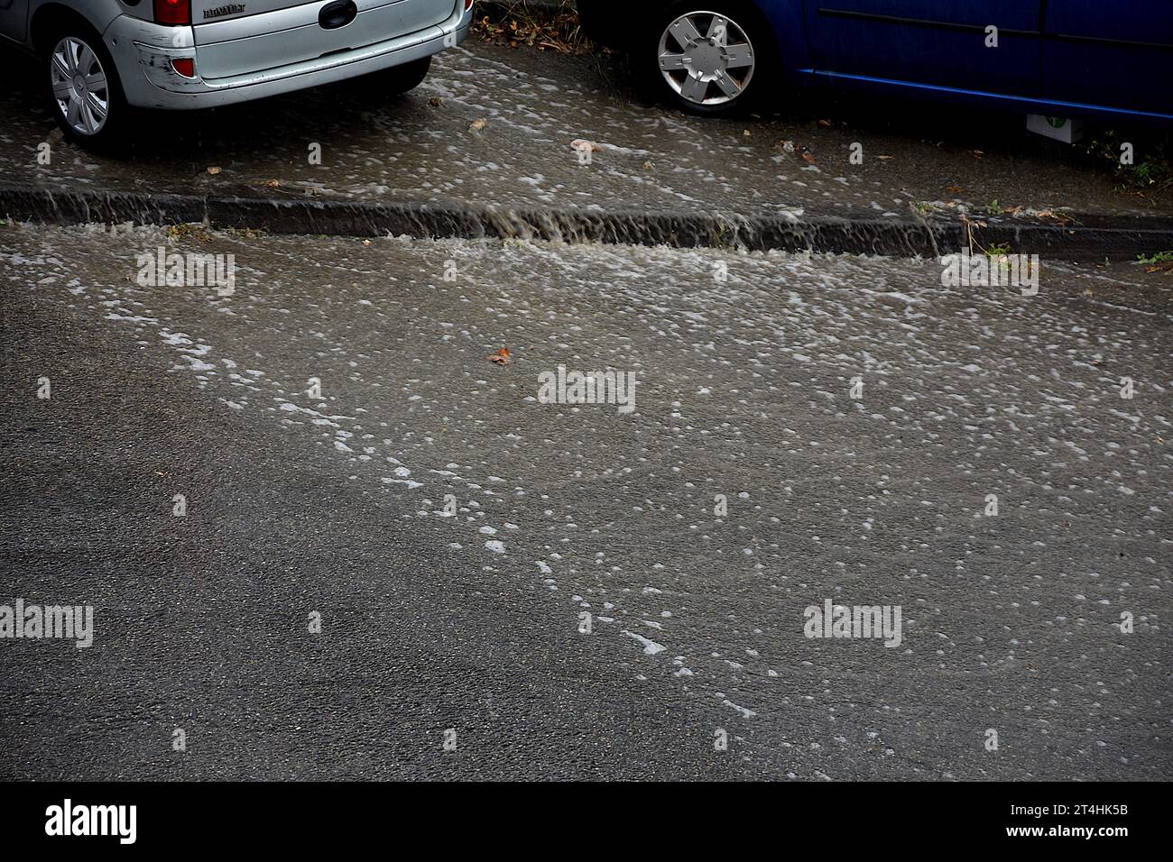 Overflowing gutters hi-res stock photography and images - Alamy