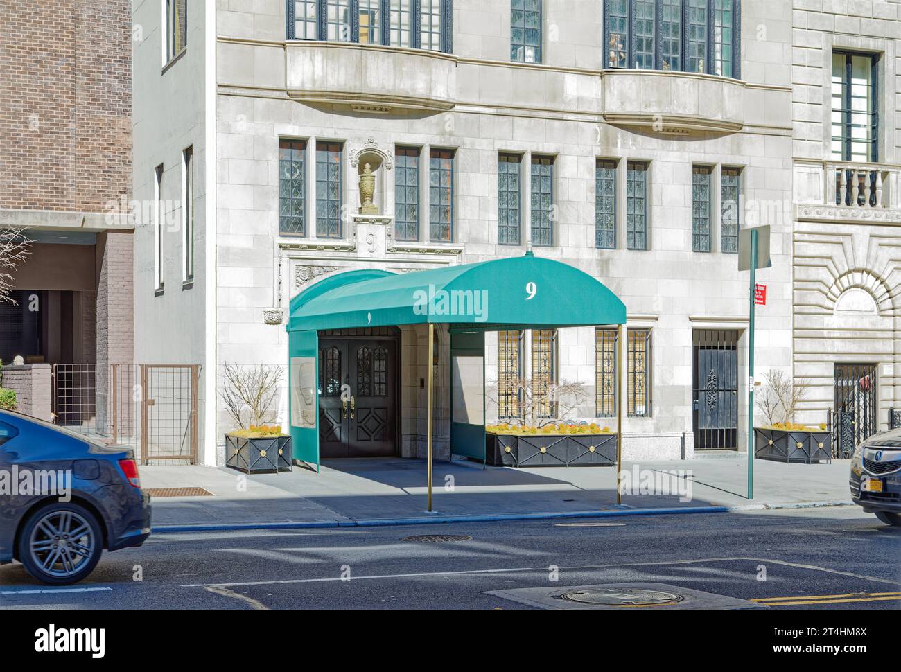 Limestone-clad 9 East 79th Street, part of the Metropolitan Museum ...