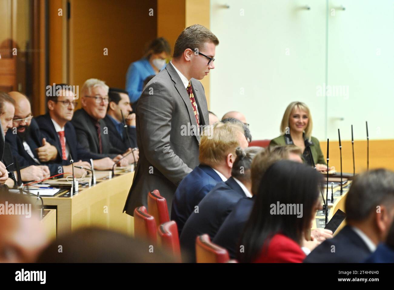 Daniel HALEMBA AfD, erscheint im Plenarsaal, Wahl und Vereidigung des ...