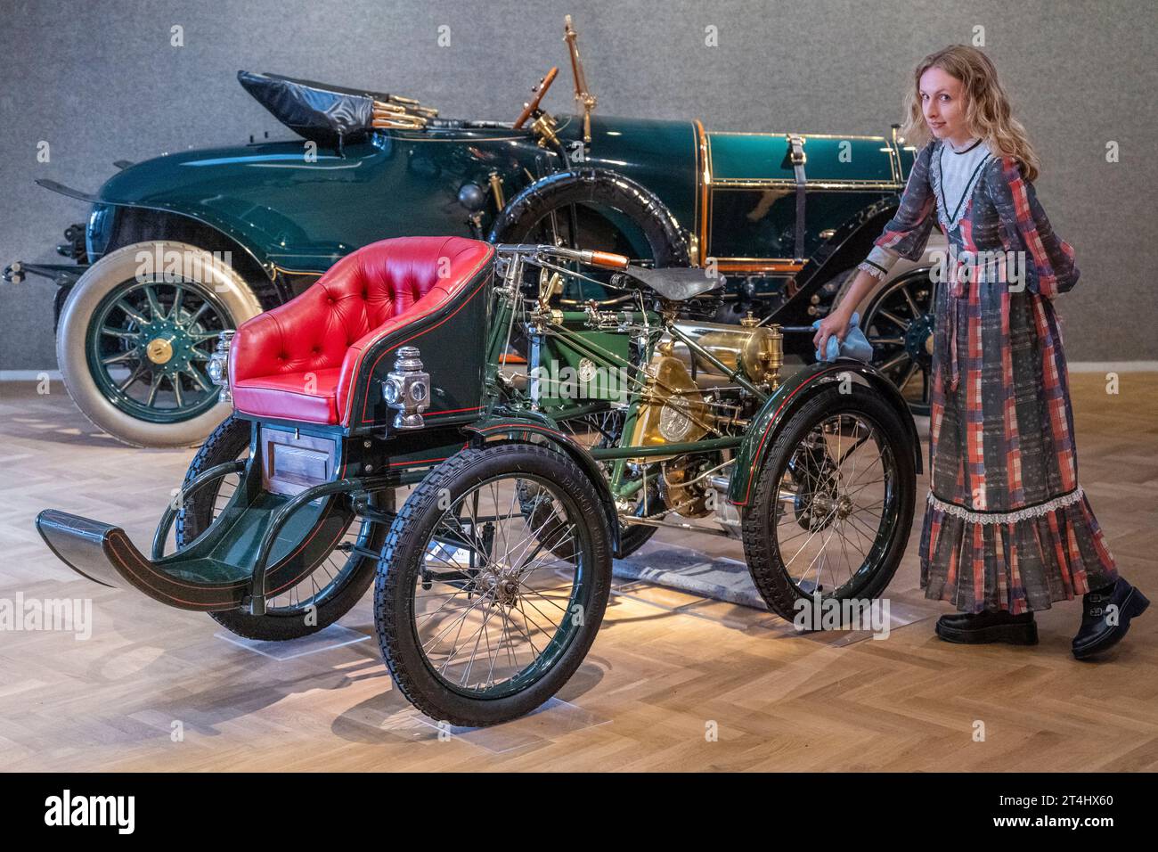 London, UK. 31 October 2023. A staff member with a 1900 De Dion Bouton ...