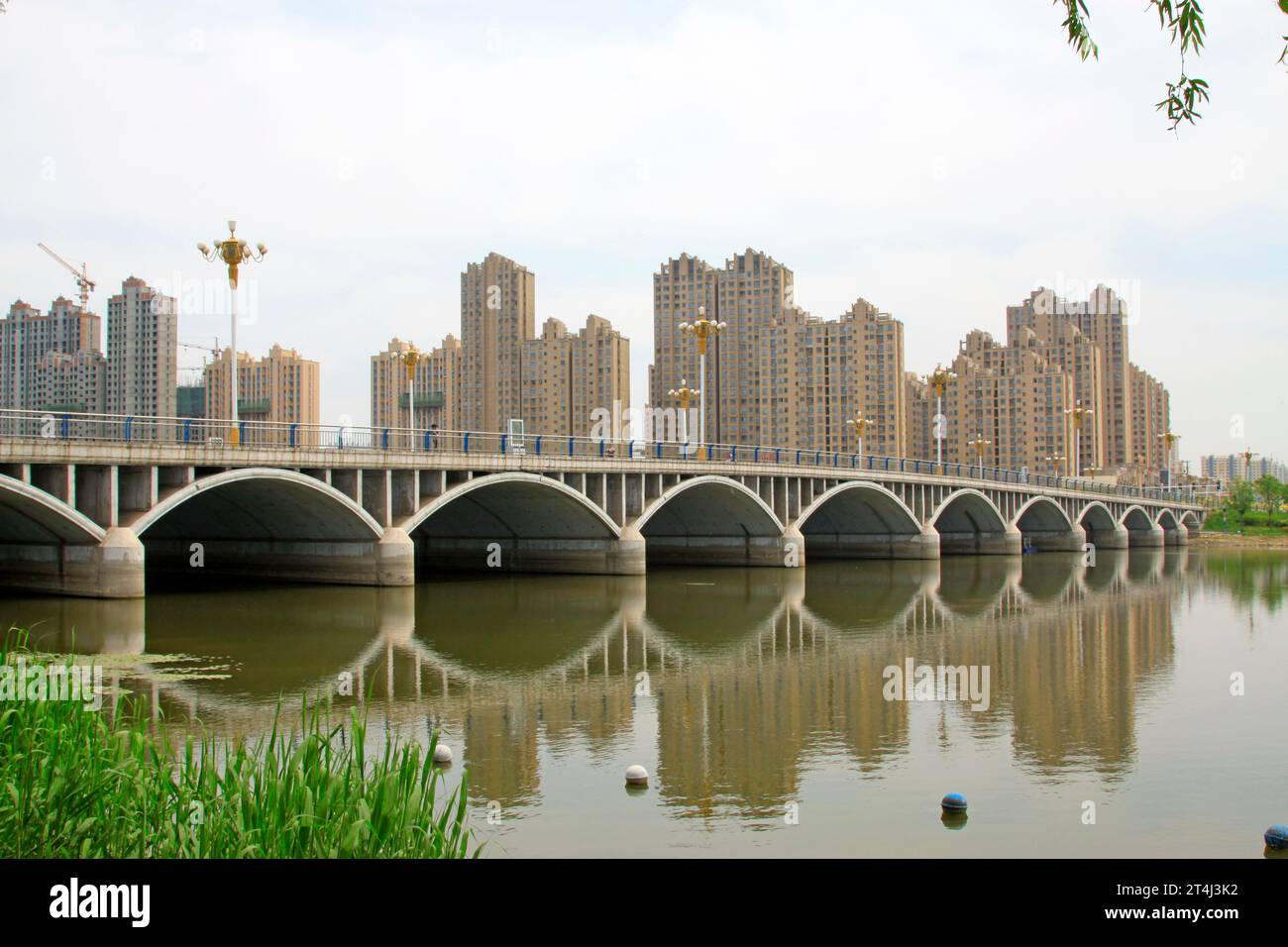 Bridges in high rise building hi-res stock photography and images - Alamy
