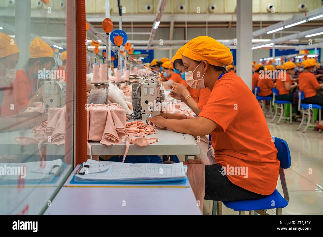 Vietnamese clothing factory worker hi-res stock photography and images ...