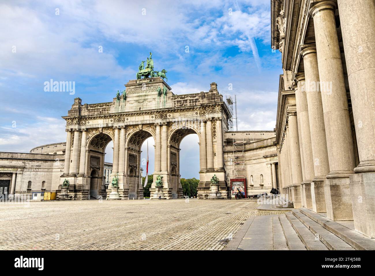 Triumphal Arch, triple memorial arch topped with a quadriga and Royal ...