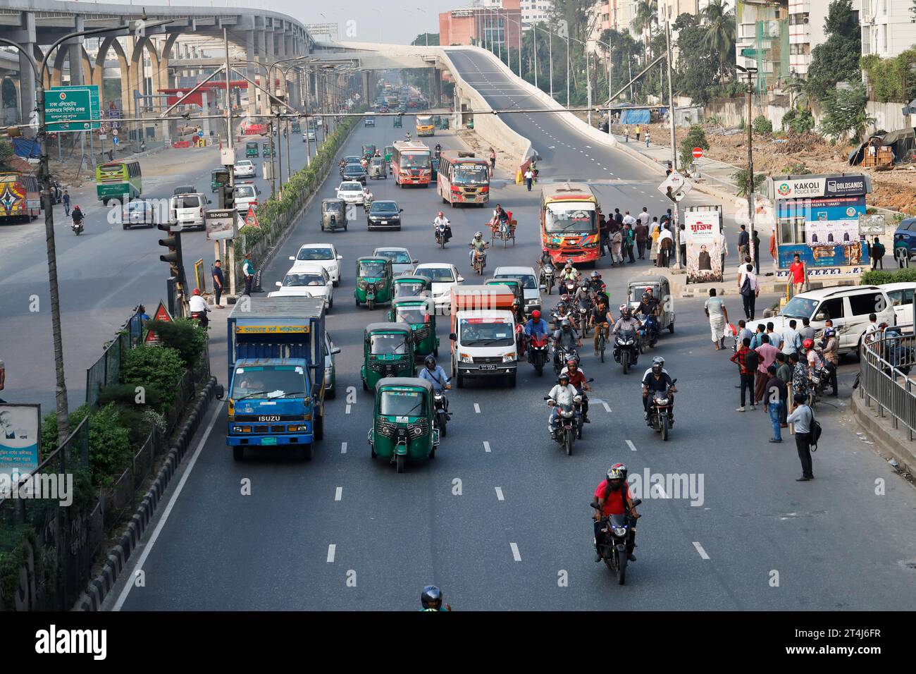Dhaka, Bangladesh - October 31, 2023: The number of vehicles on Dhaka's ...