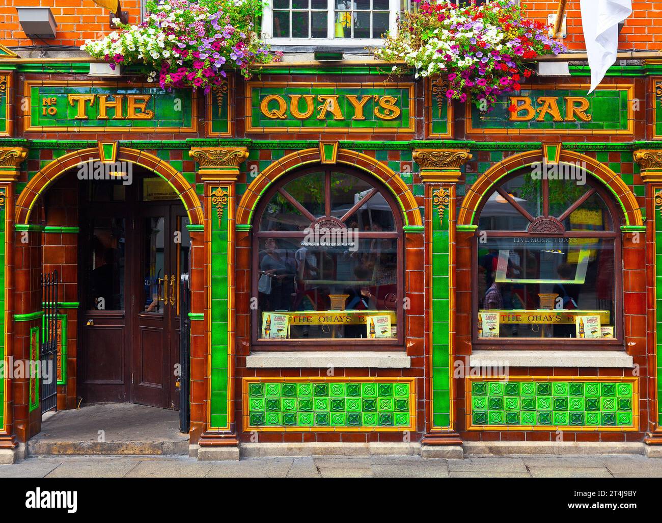 The quays pub hi-res stock photography and images - Alamy
