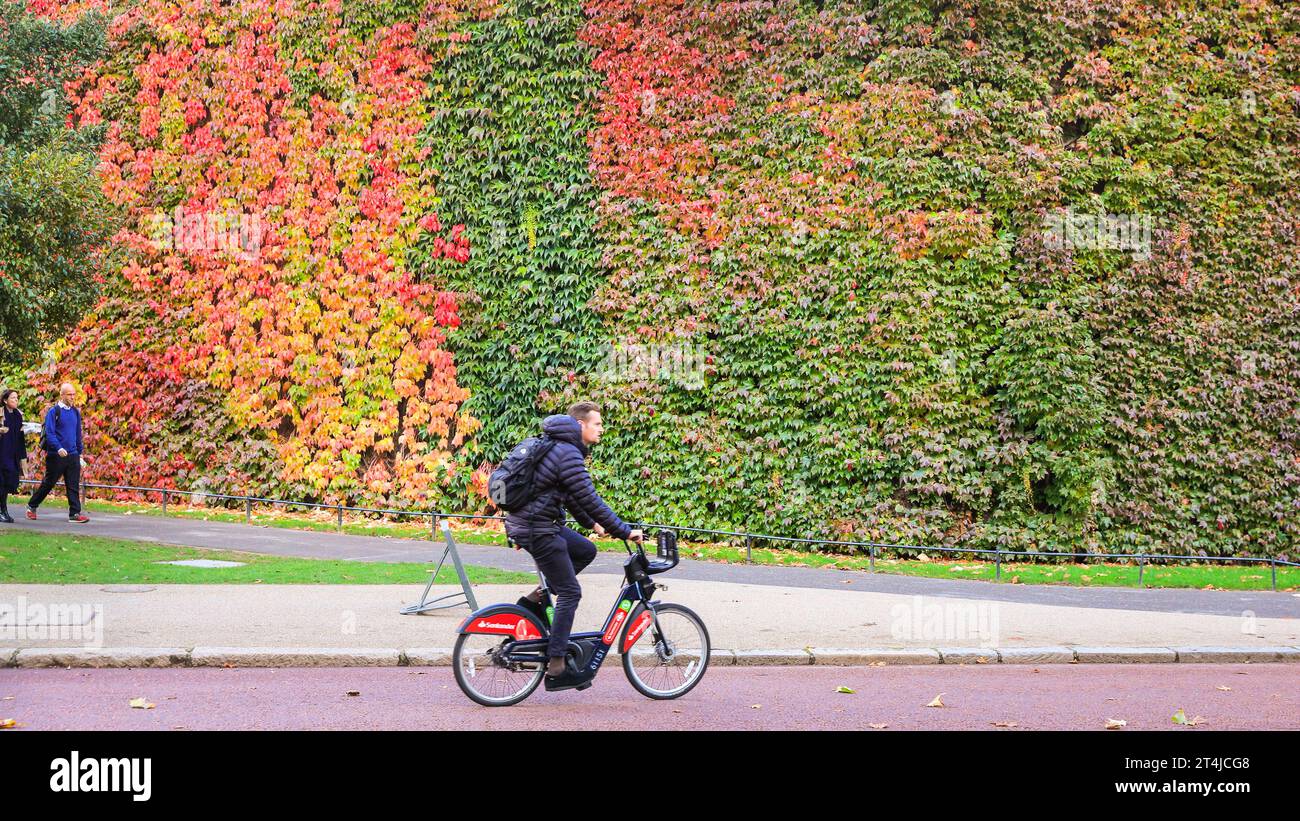 London, UK. 31st Oct, 2023. People walk and cycle past the autumnal ...