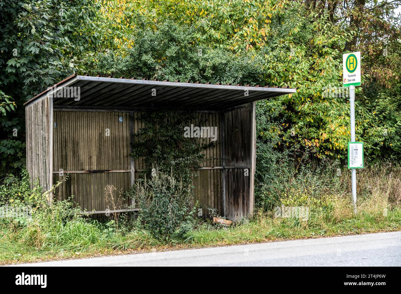 Bus stop in the countryside, on the L828, on Eggestraße, neglected bus ...