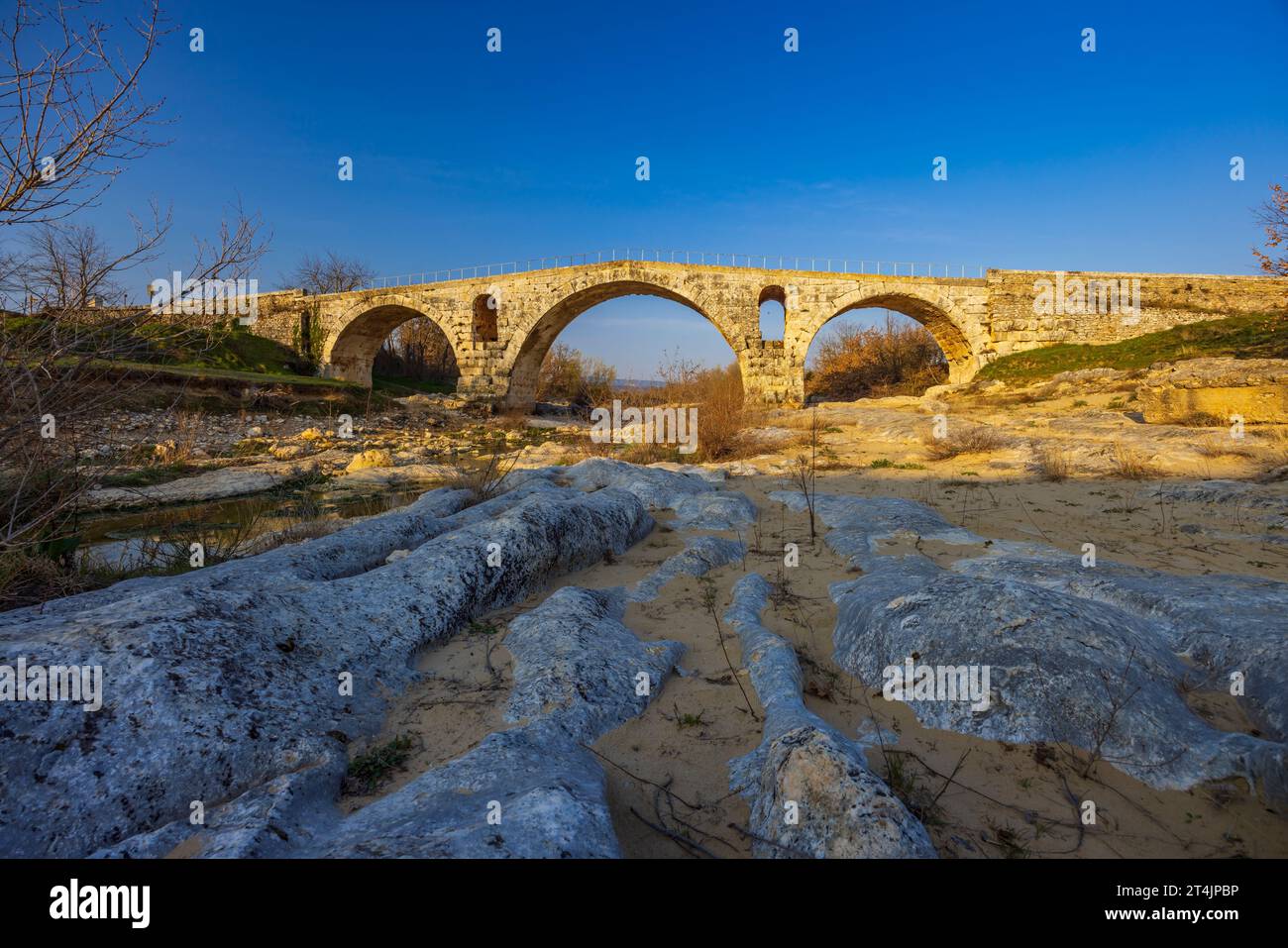Pont Julien, roman stone arch bridge over Calavon river, Provence ...