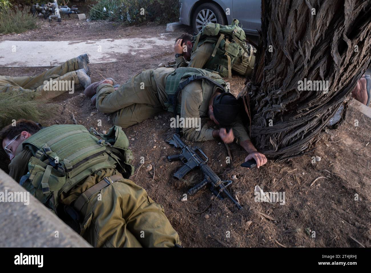 Nir Am, Israel. 31st Oct, 2023. Israeli infantry soldiers hit the dirt ...