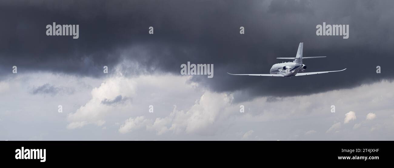 Airplane flies through cloud hi-res stock photography and images - Alamy