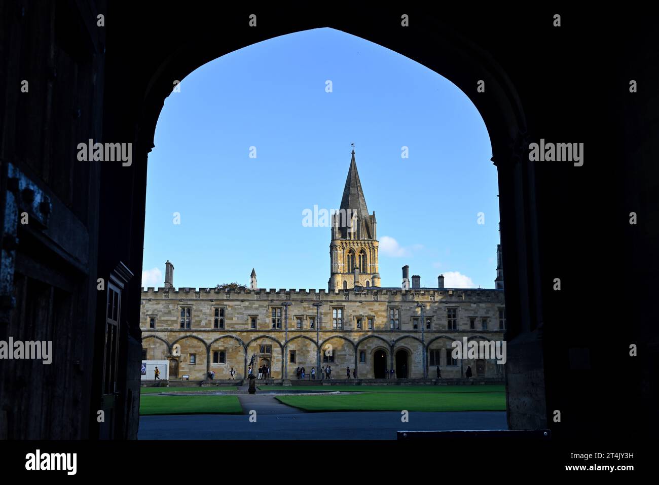 Looking through archway to quad and Oxford University Christ Church ...