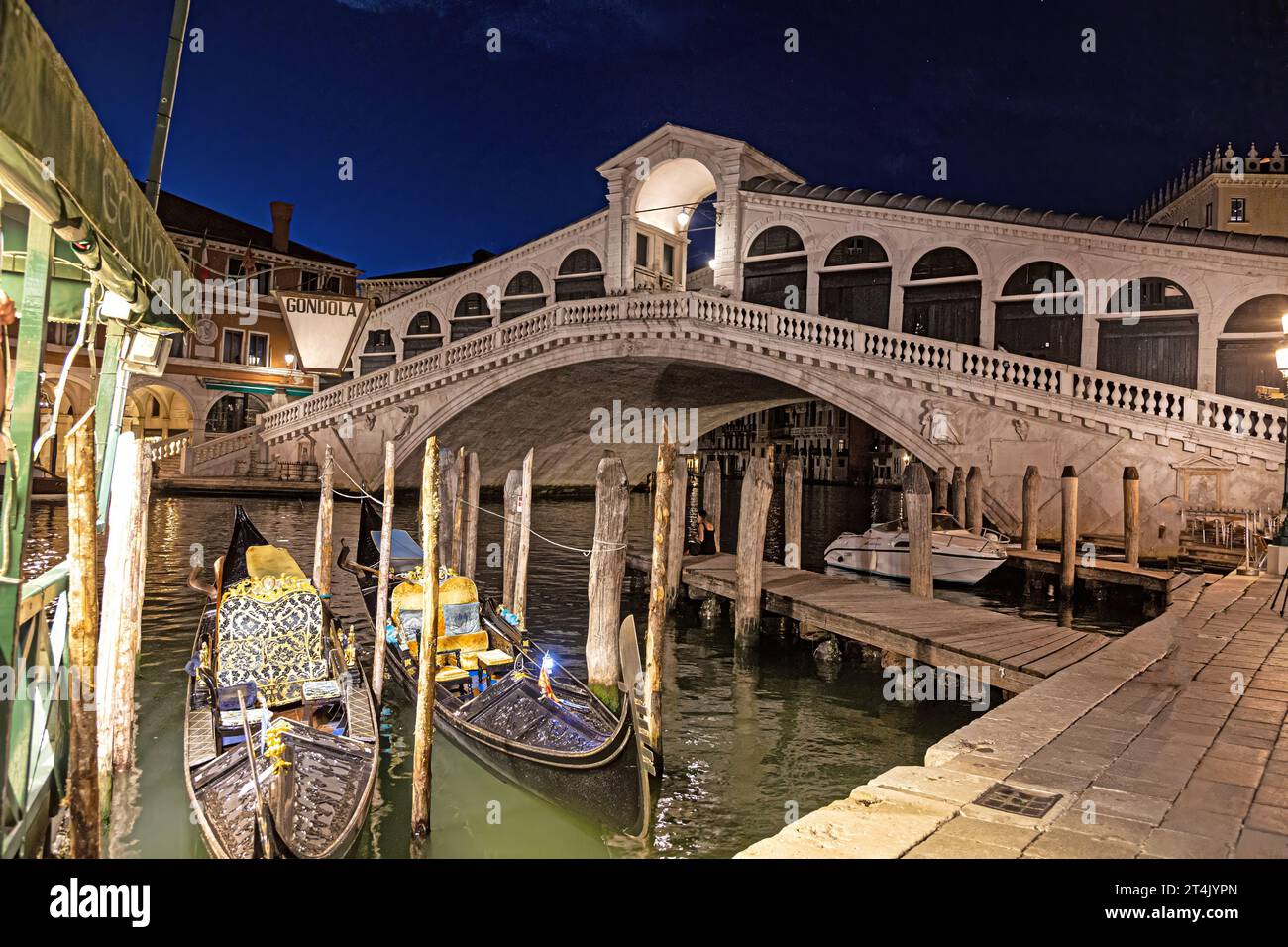 View on Rialto Bridge in Venice without people during Covid-19 lockdown ...
