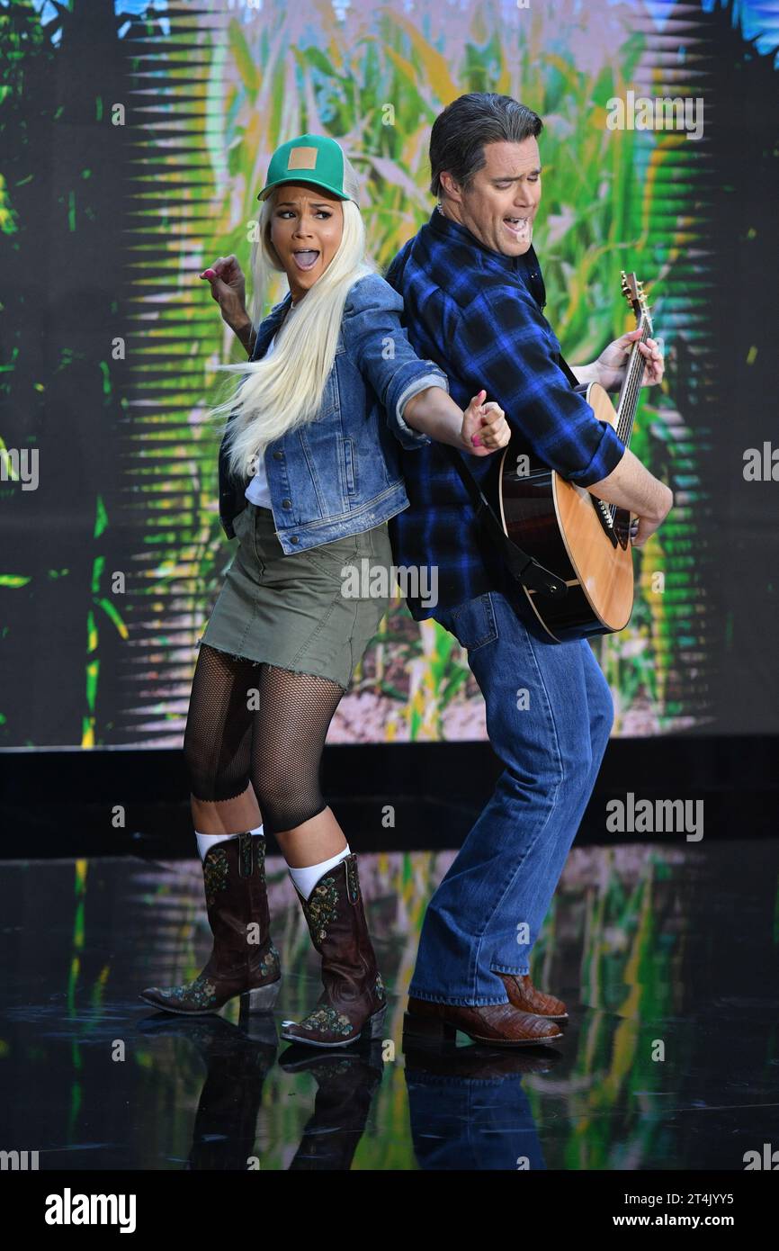 Peter Alexander and Laura Jarrett as Blake Shelton and Gwen Stefani Stock Photo - Alamy