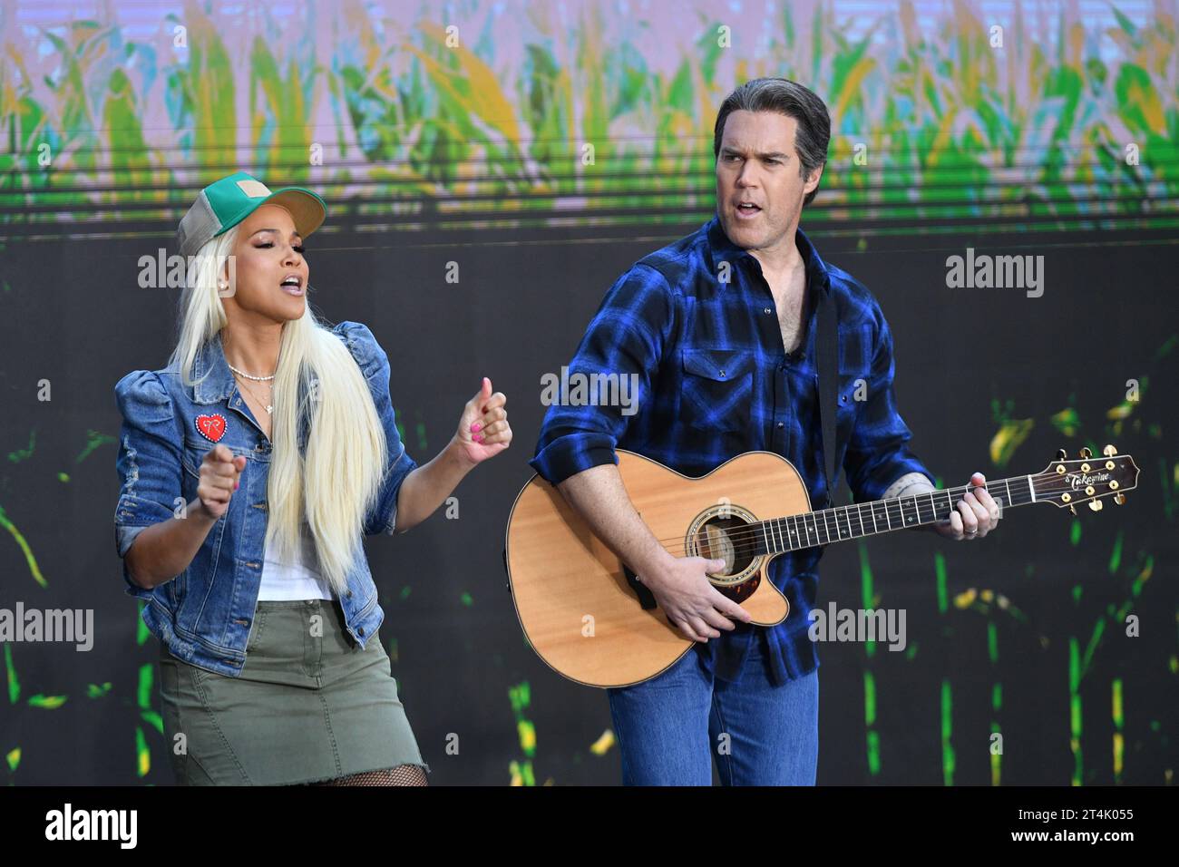 Peter Alexander and Laura Jarrett as Blake Shelton and Gwen Stefani ...