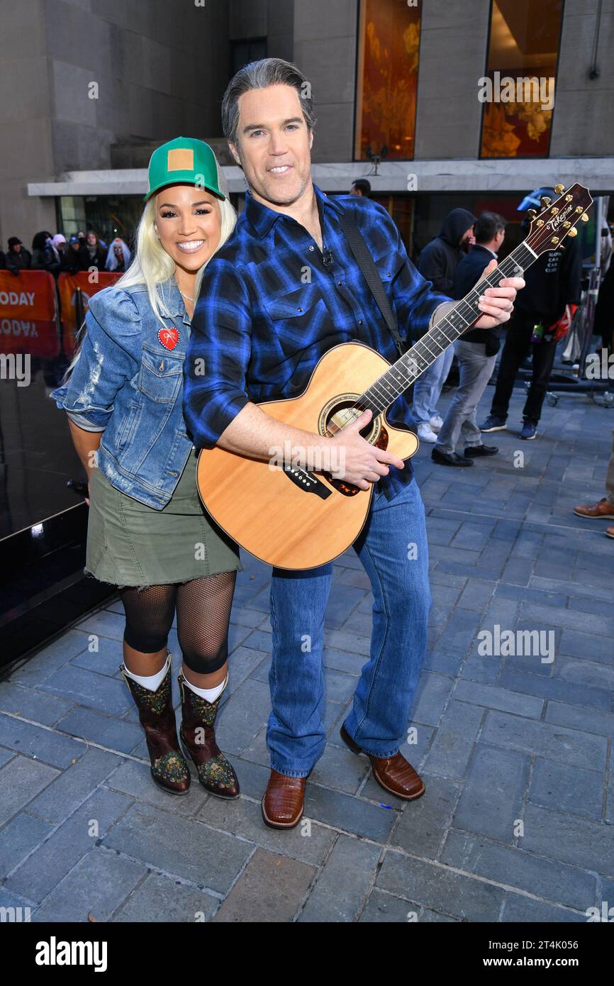 Peter Alexander and Laura Jarrett as Blake Shelton and Gwen Stefani Stock Photo - Alamy