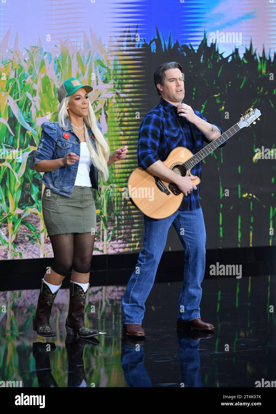 Peter Alexander and Laura Jarrett as Blake Shelton and Gwen Stefani ...