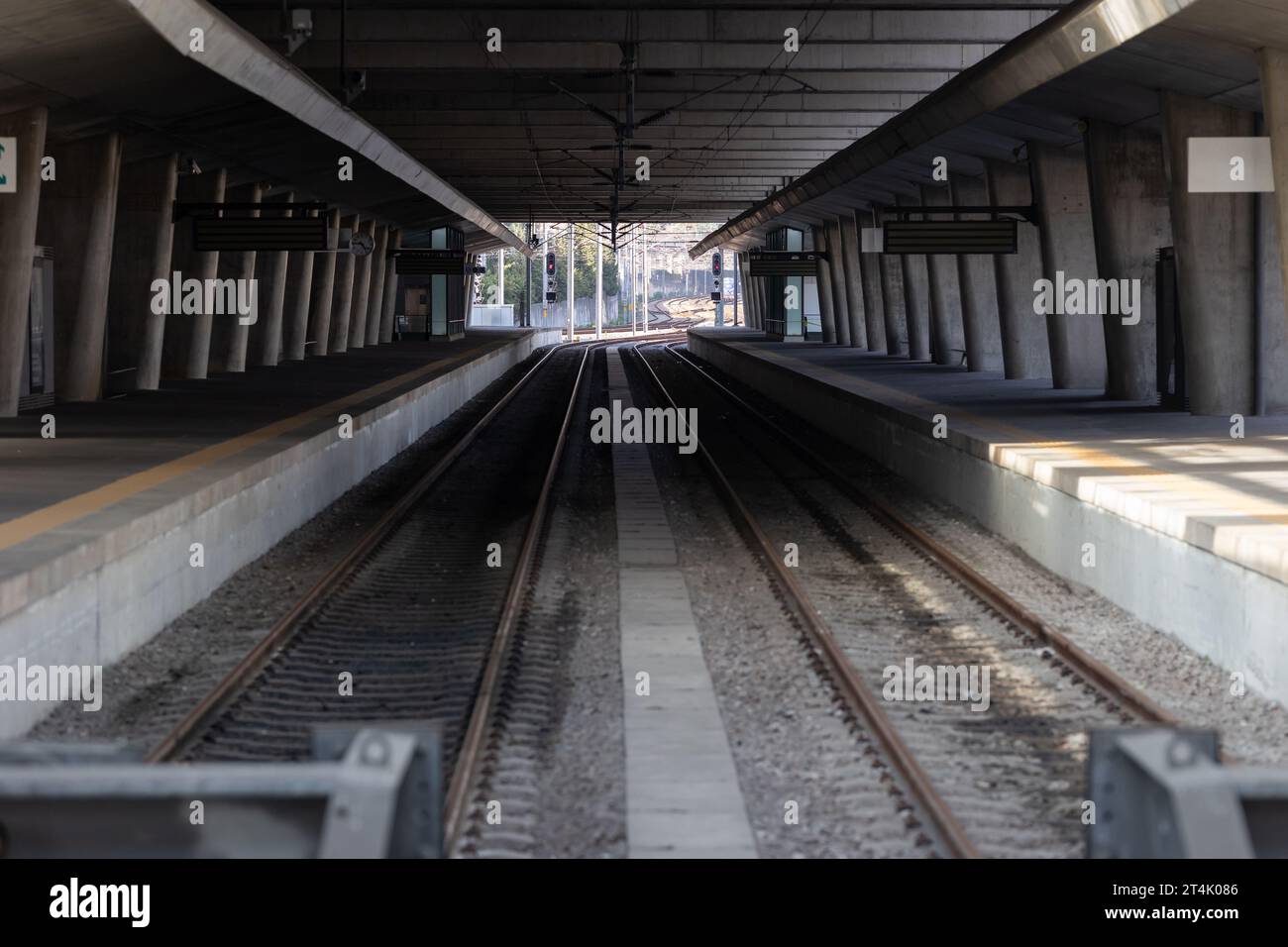 An empty subway track in a station Stock Photo - Alamy