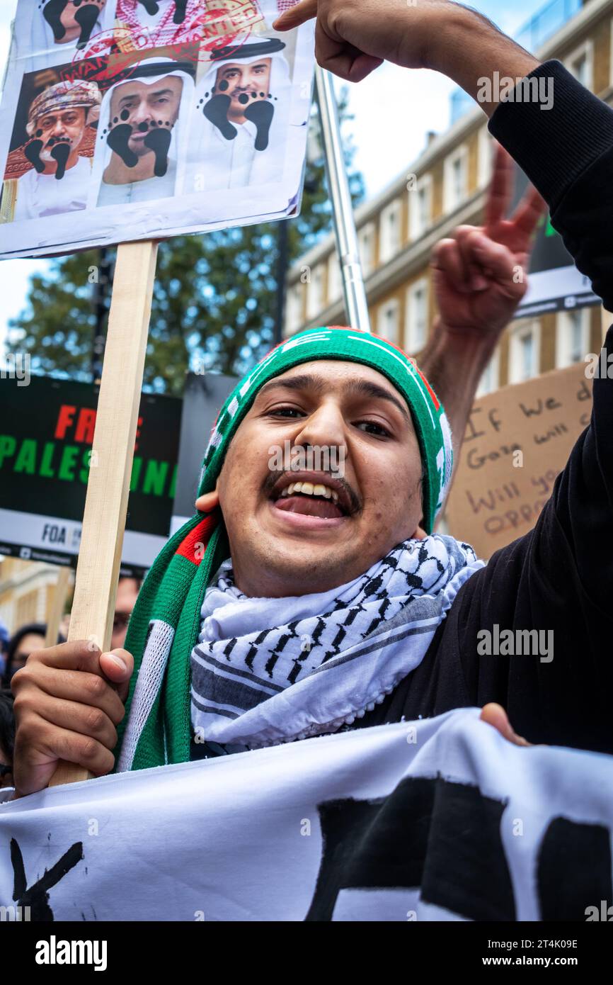 People march palestinian flags hi-res stock photography and images - Alamy