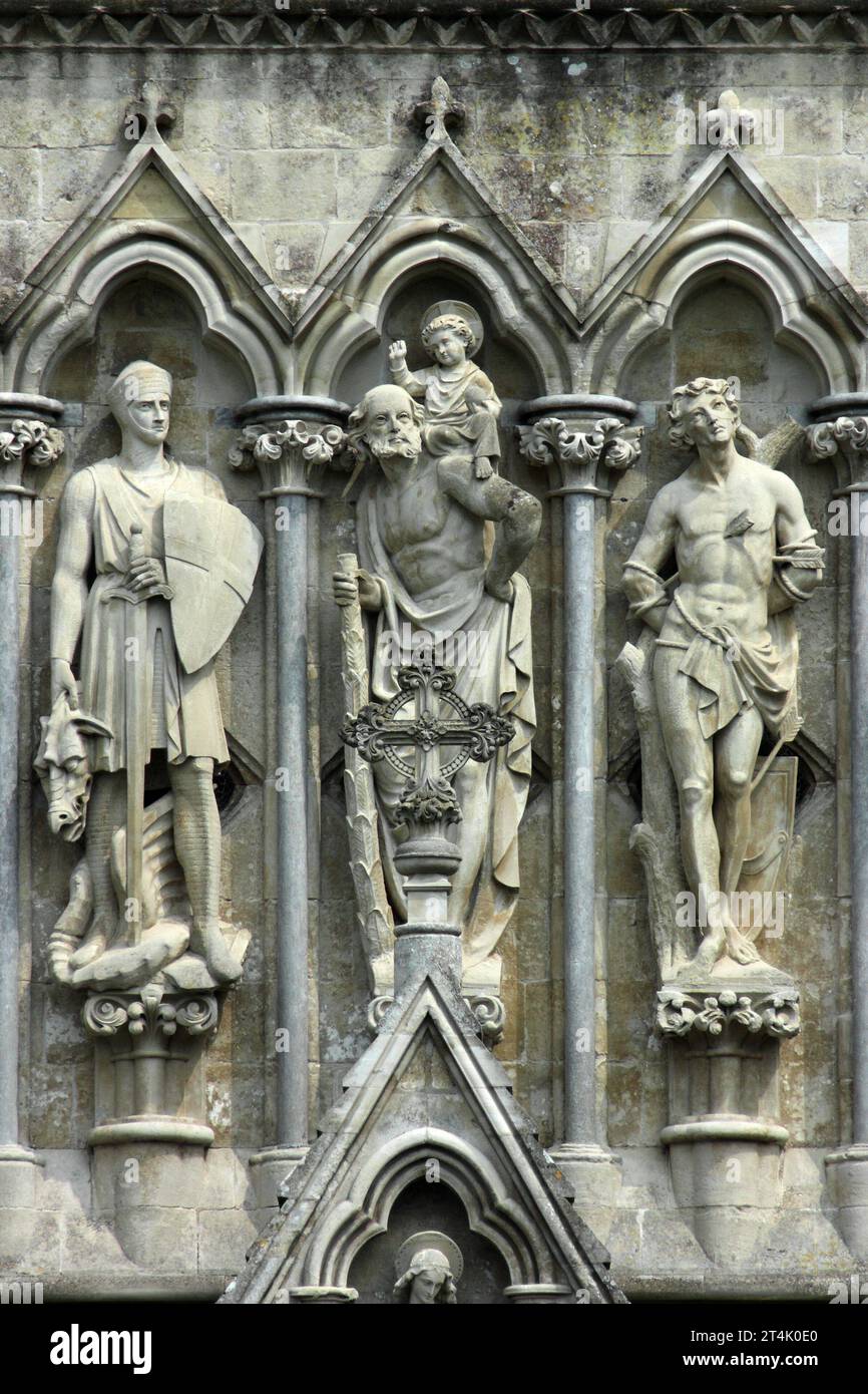 Three really realistic sculptures in their alcoves done centuries ago ...