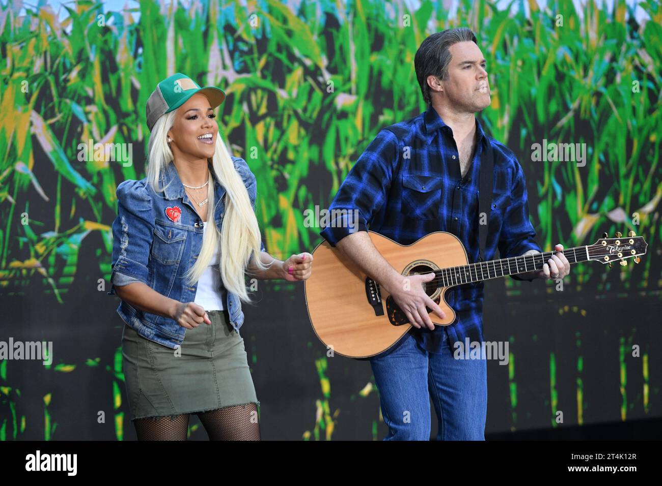 Peter Alexander and Laura Jarrett as Blake Shelton and Gwen Stefani ...