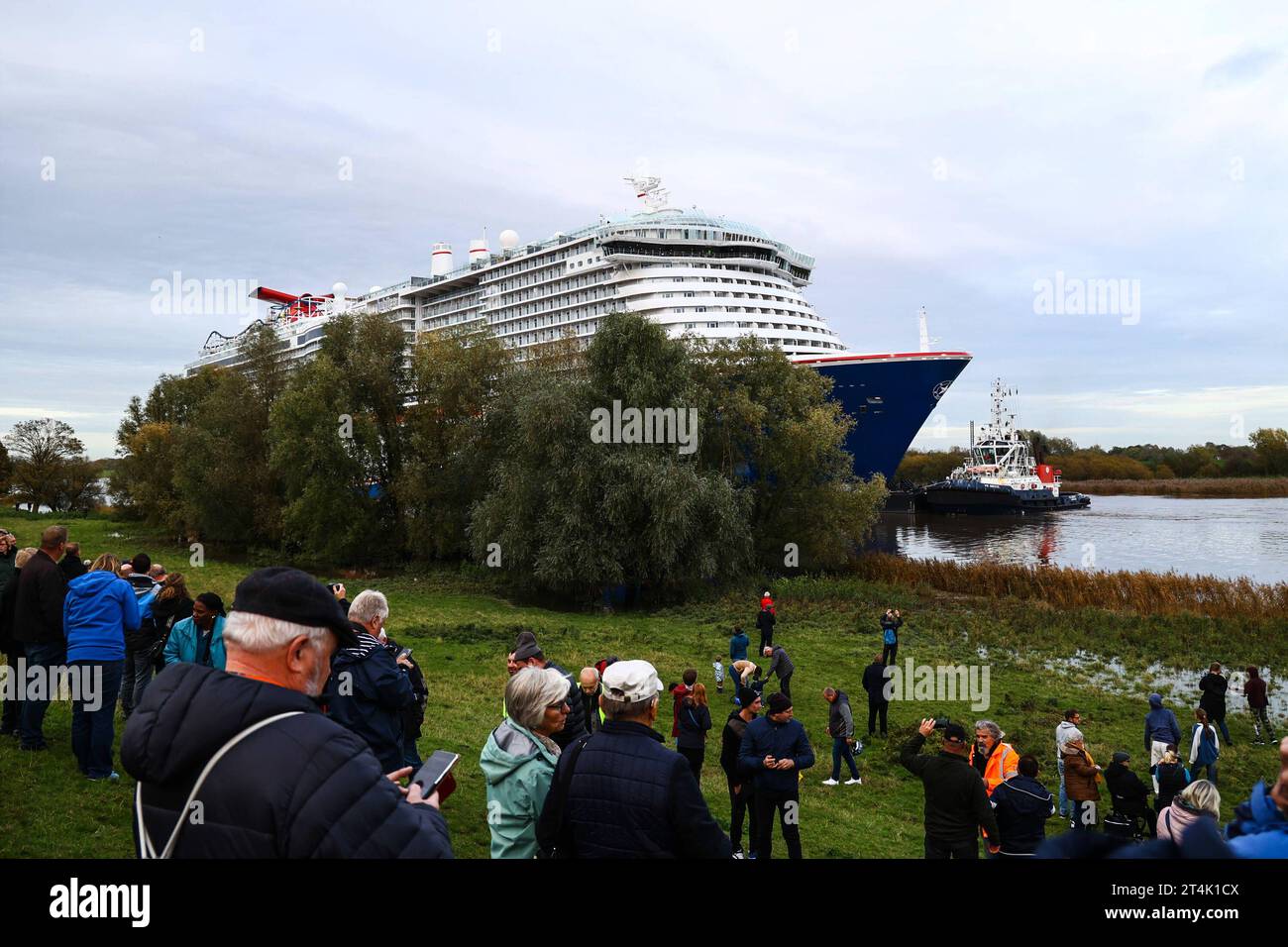 Überführung der Carnival Jubilee aus der Meyer Werft über die Ems in ...