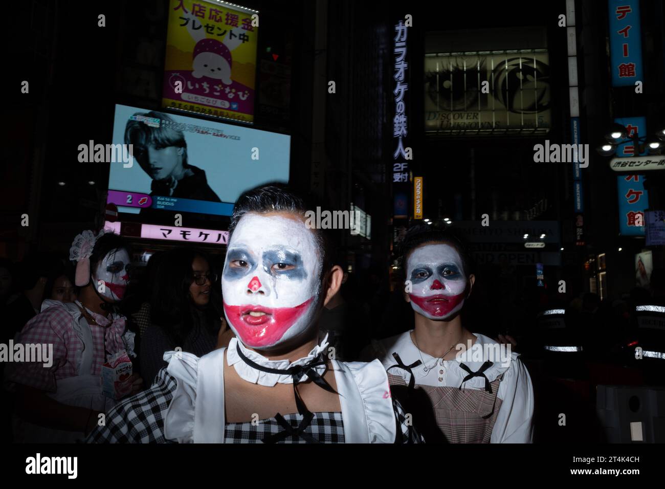 Tokyo, Japan. 31st Oct, 2023. Tokyoites dressed as the Joker celebrate ...