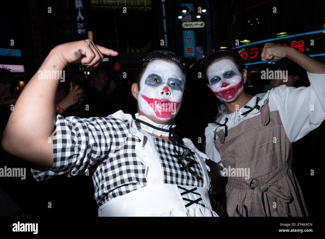 Tokyo, Japan. 31st Oct, 2023. Tokyoites dressed as the Joker celebrate ...