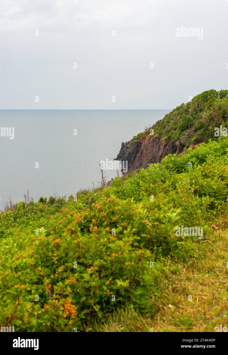 Cliffs mountain lake hi-res stock photography and images - Alamy