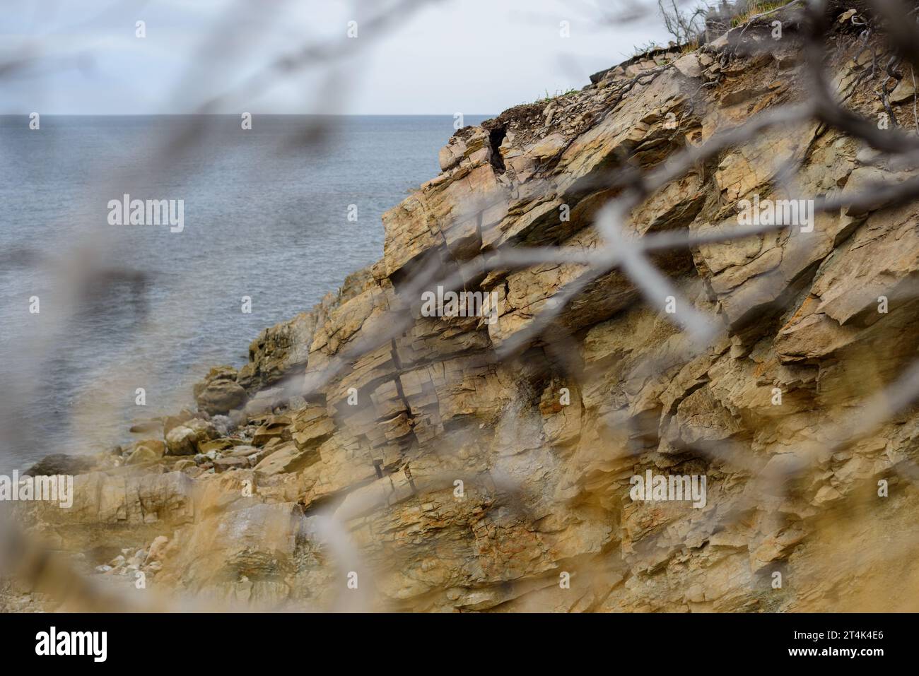 Cliffs mountain lake hi-res stock photography and images - Alamy