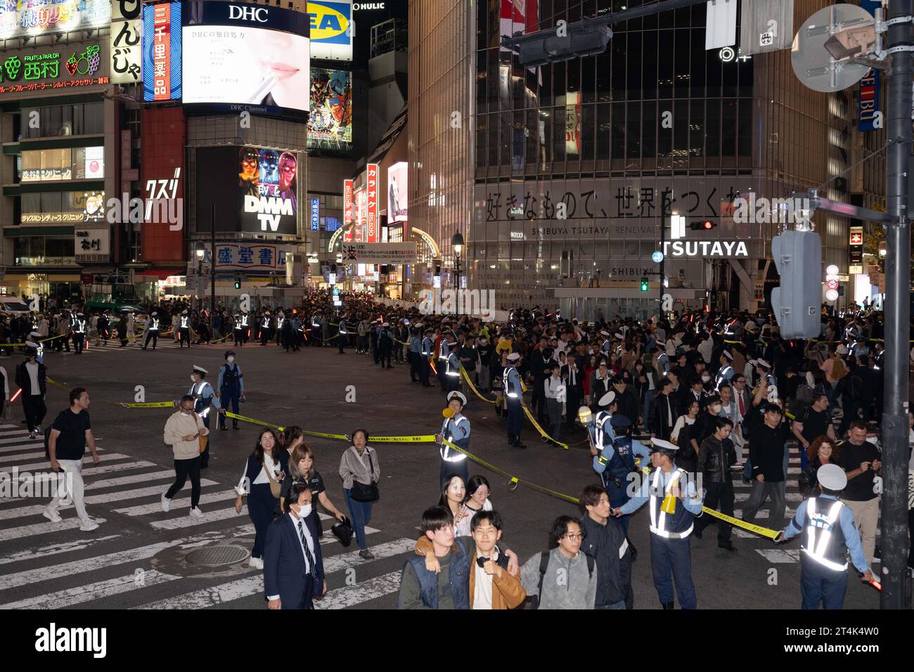 Tokyo, Japan. 31st Oct, 2023. Revelers navigate crowd control barriers ...