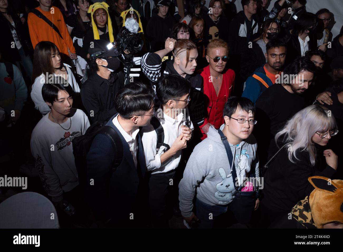 Tokyo, Japan. 31st Oct, 2023. Revelers navigate crowd control barriers ...