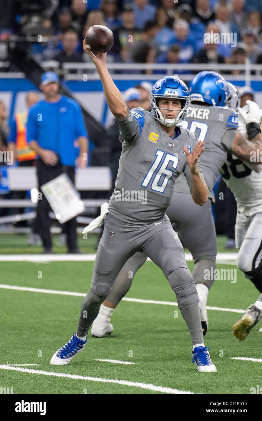 DETROIT, MI - OCTOBER 30: Detroit Lions QB (16) Jared Goff throws a ...