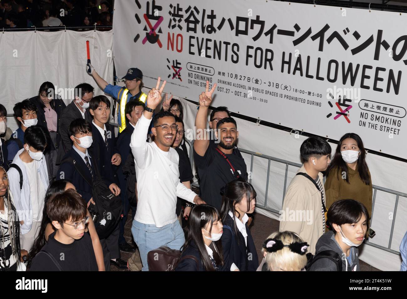 Tokyo, Japan. 31st Oct, 2023. Revelers navigate crowd control barriers ...