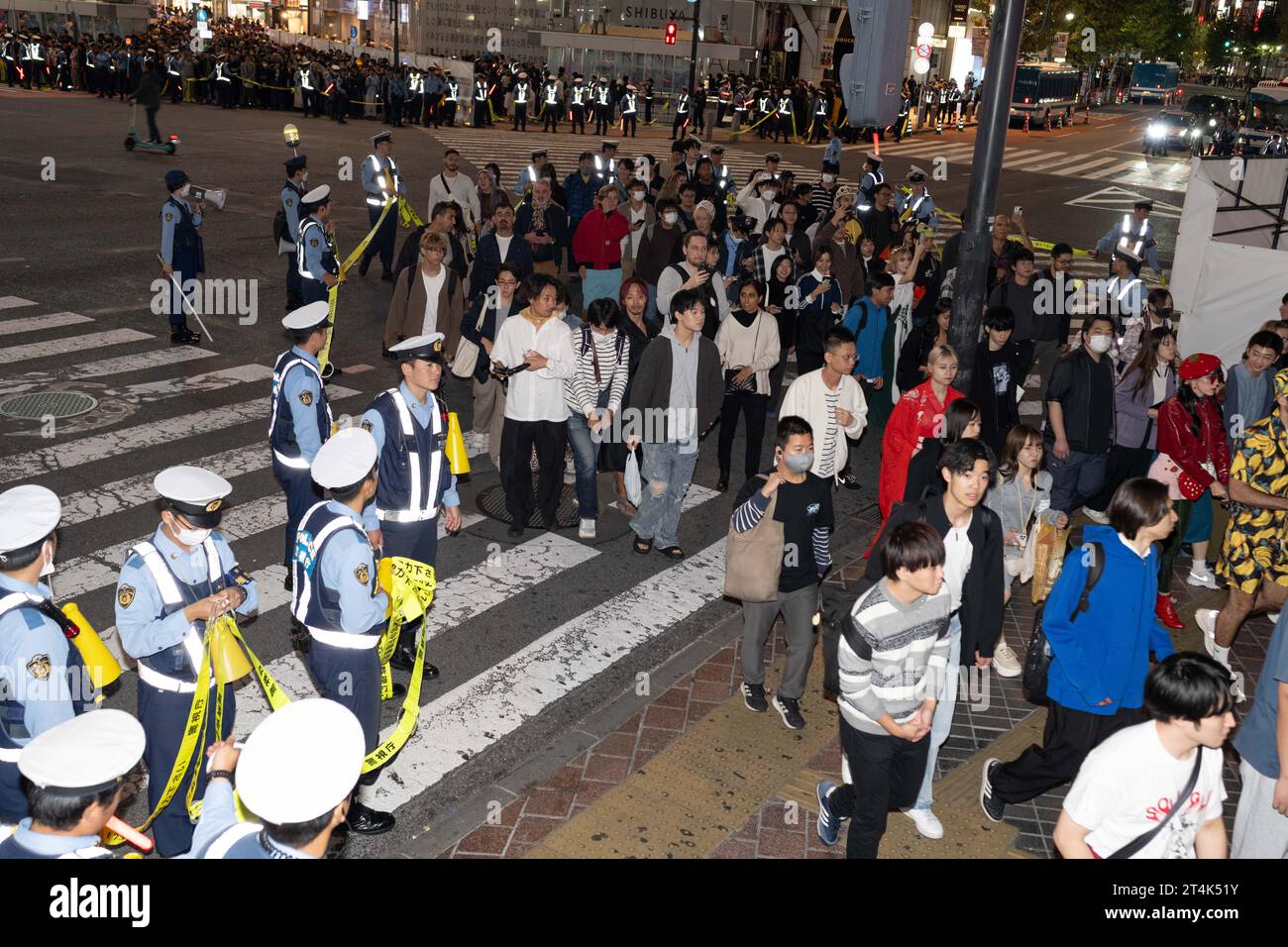 Tokyo, Japan. 31st Oct, 2023. Revelers navigate crowd control barriers ...