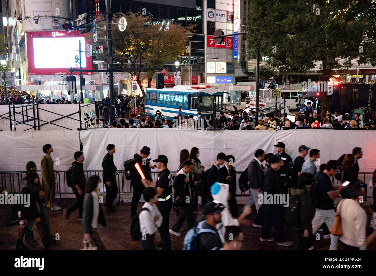 Tokyo, Japan. 31st Oct, 2023. Revelers navigate crowd control barriers ...