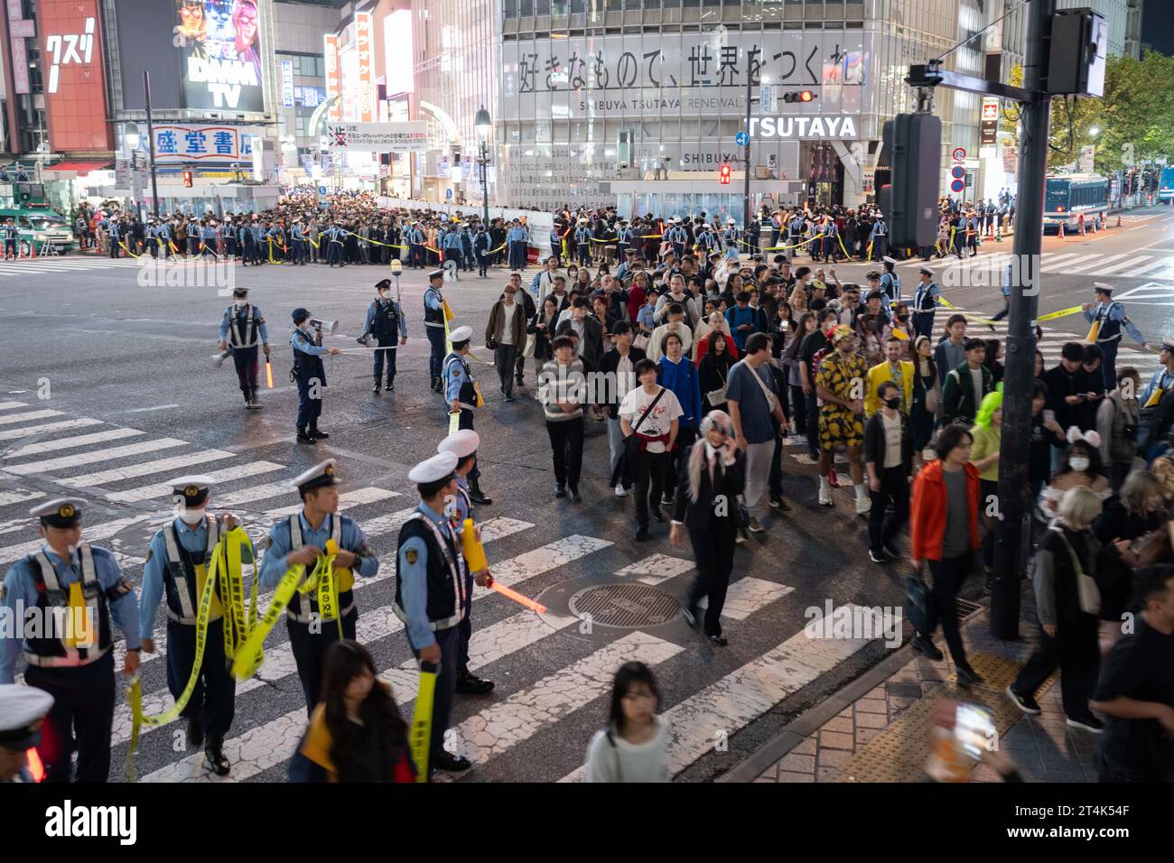 Tokyo, Japan. 31st Oct, 2023. Revelers navigate crowd control barriers ...