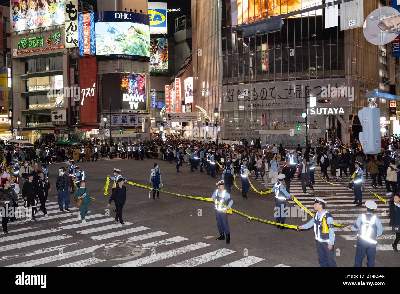 Tokyo, Japan. 31st Oct, 2023. Revelers navigate crowd control barriers ...