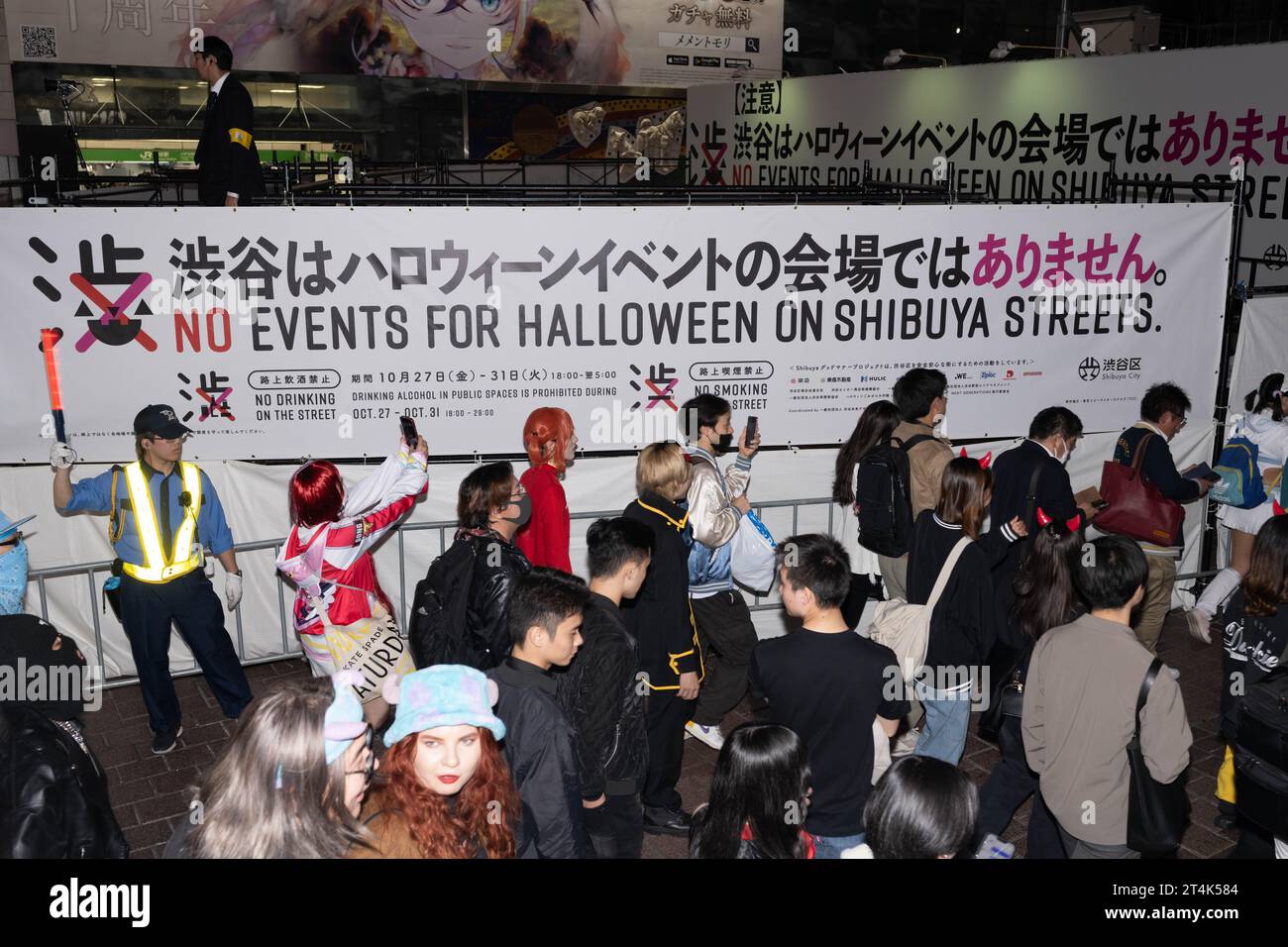 Tokyo, Japan. 31st Oct, 2023. Revelers navigate crowd control barriers ...