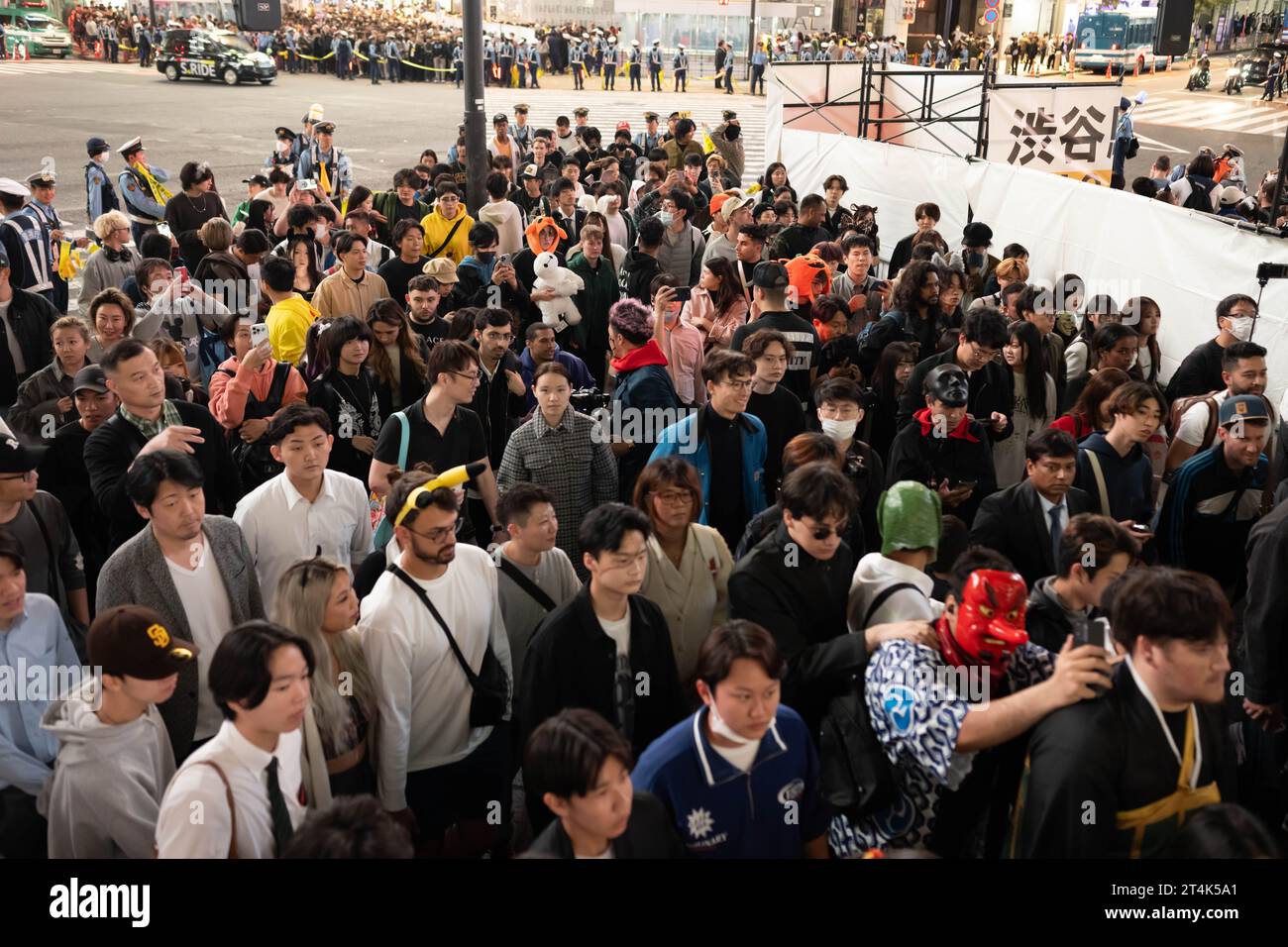 Tokyo, Japan. 31st Oct, 2023. Revelers navigate crowd control barriers ...