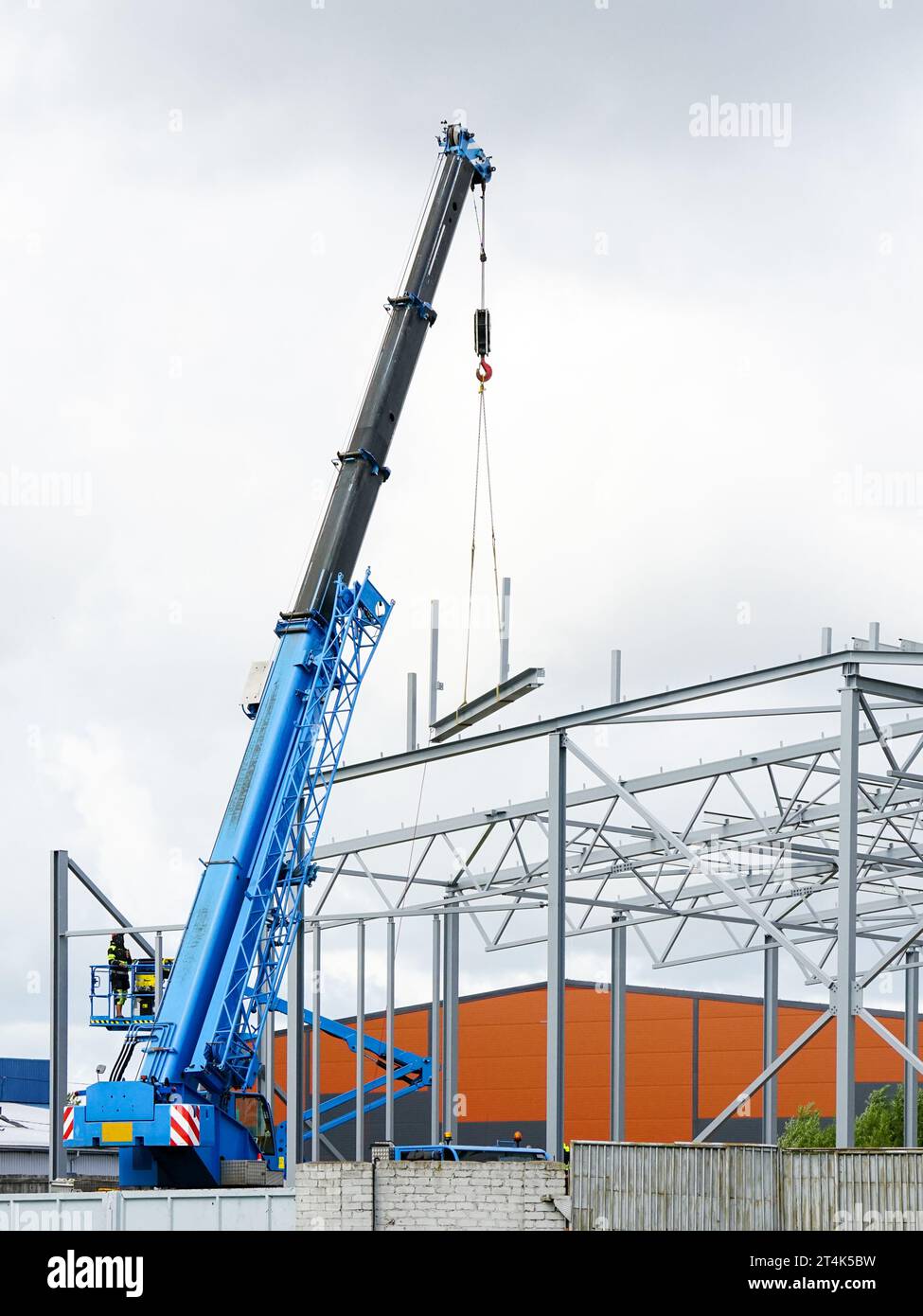 Large volume steel frame structure assembly using telescopic boom crane ...