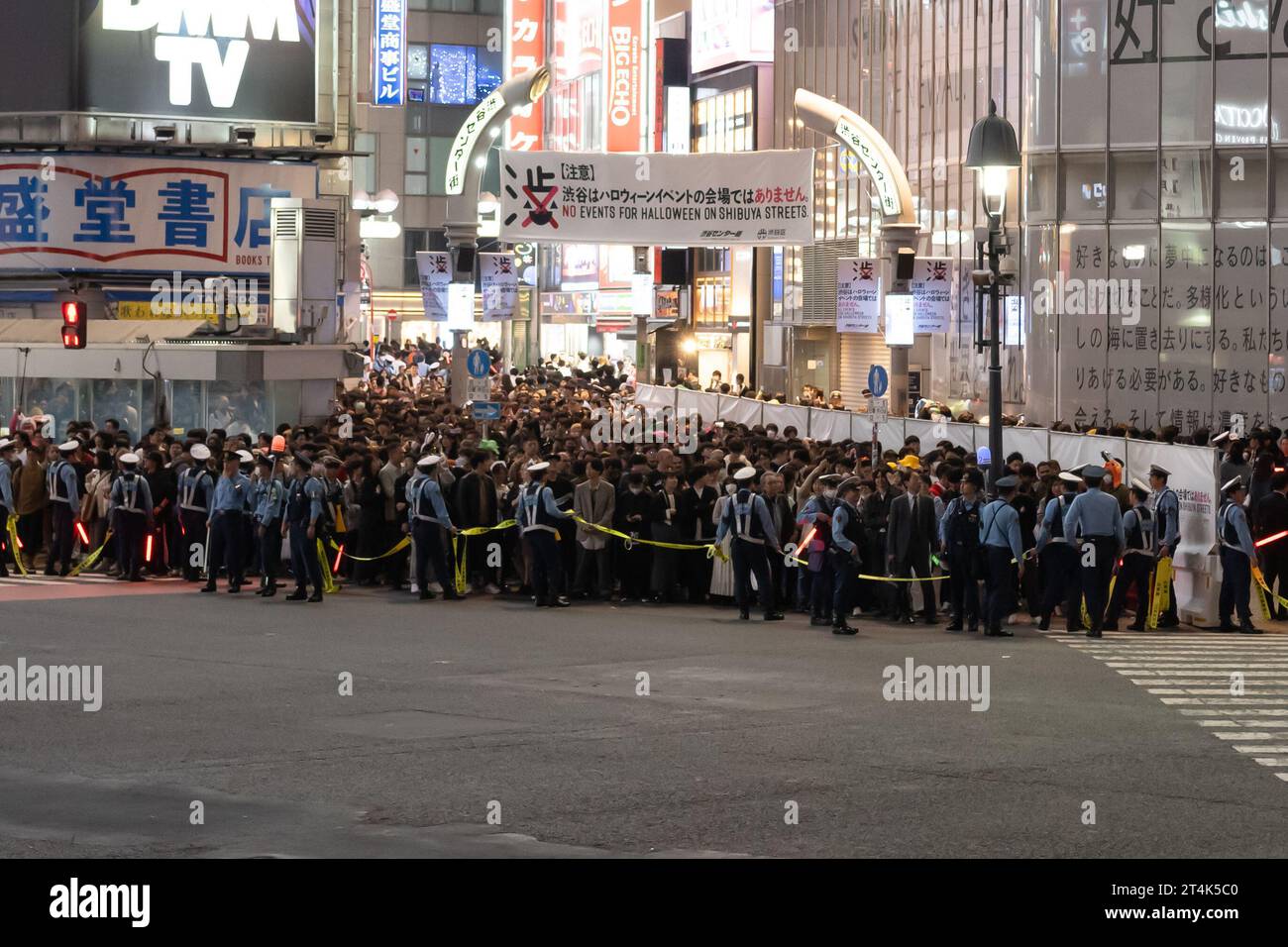 Tokyo, Japan. 31st Oct, 2023. Revelers navigate crowd control barriers ...