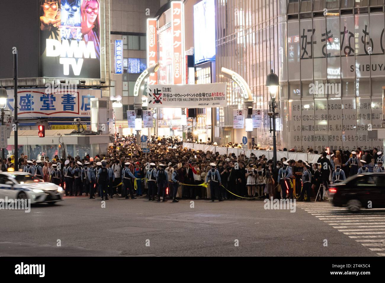 Tokyo, Japan. 31st Oct, 2023. Revelers navigate crowd control barriers ...